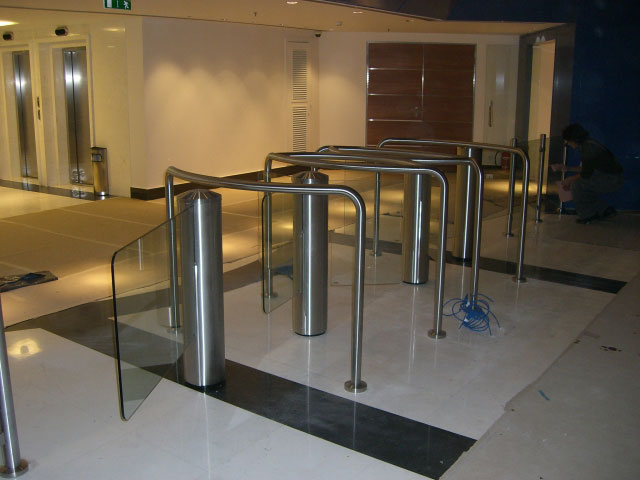 Glass turnstile
